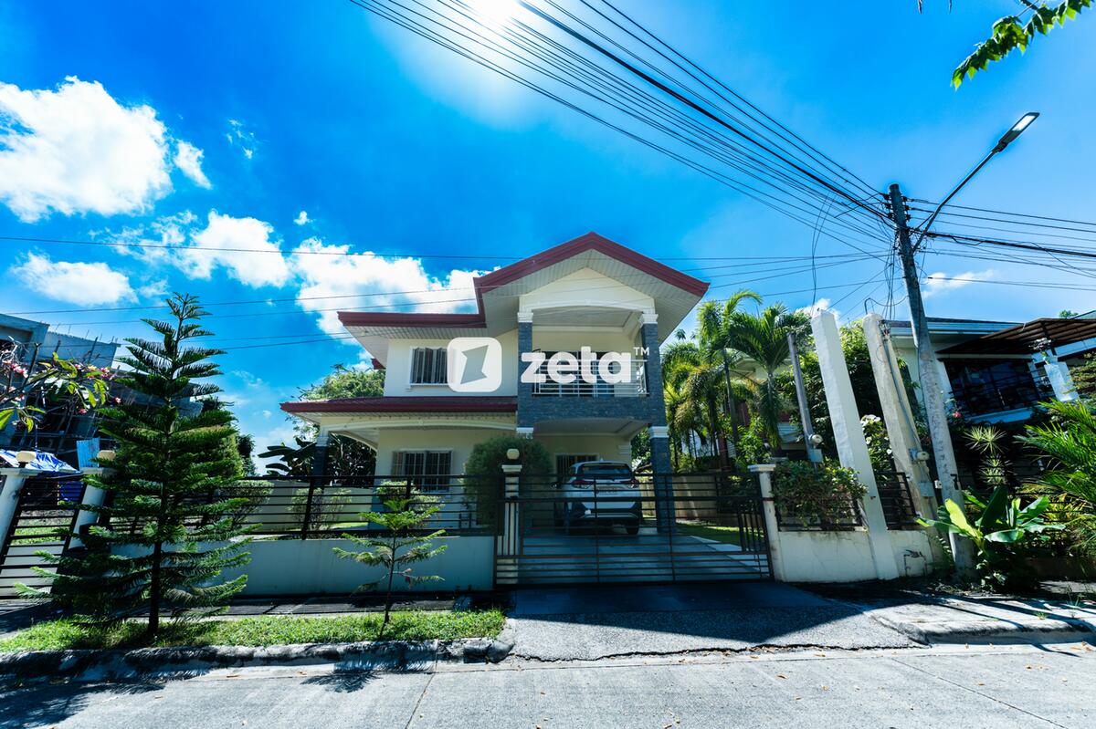 Ridge Lot House in Hillsborough Pointe