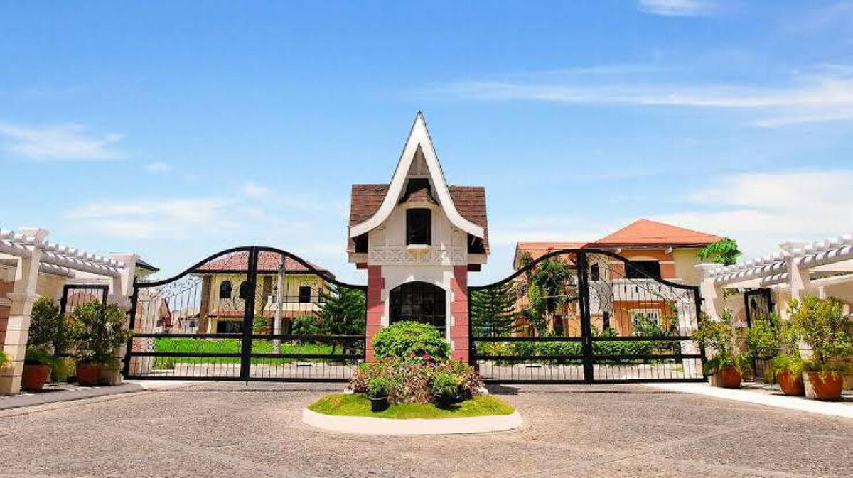 Ridge Lot in Hillsborough Pointe